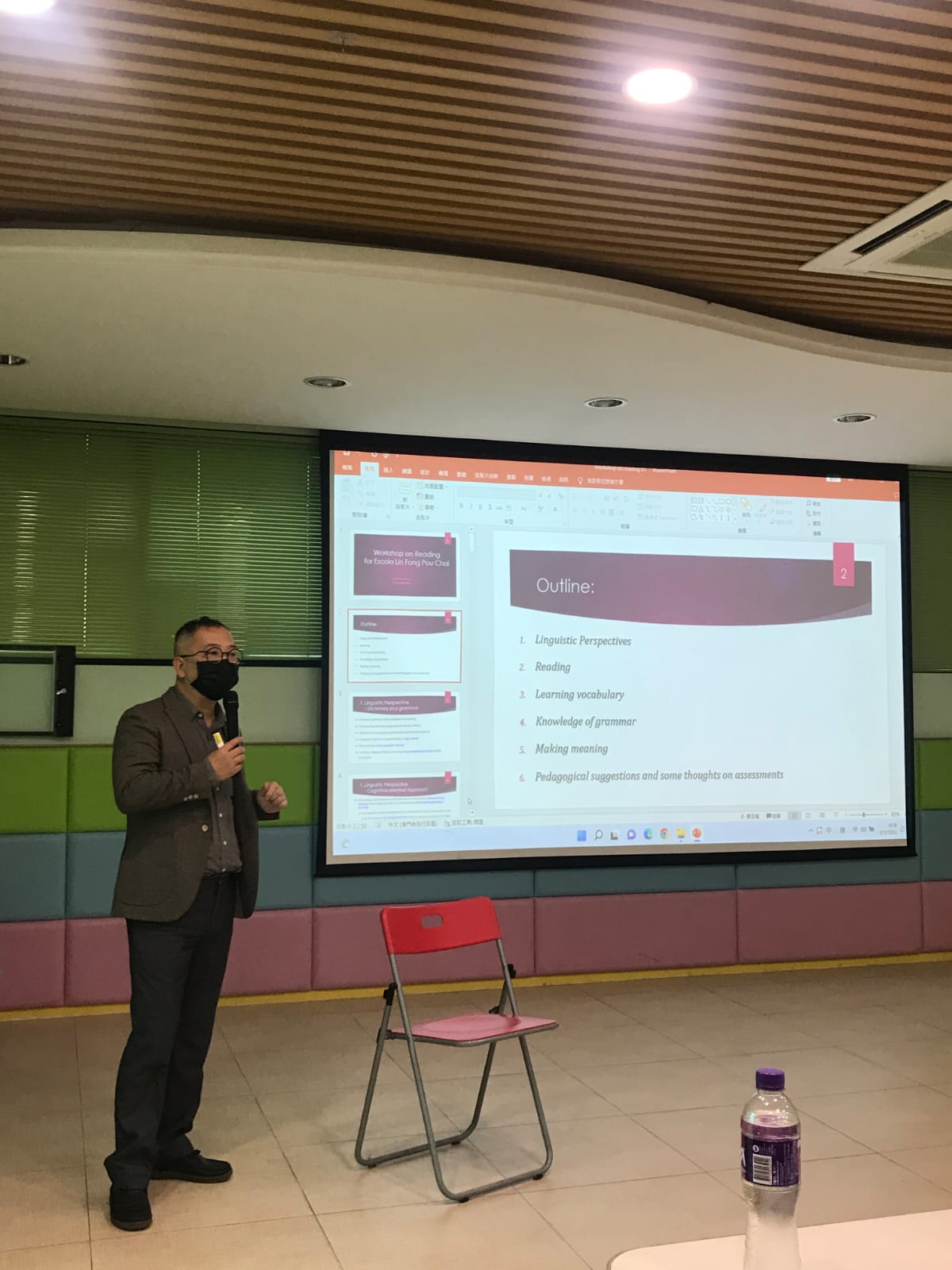 Prof. Ronald Fong provides teaching training at Escola Lin Fong Pou ...